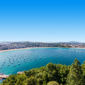 Uitzicht op de badplaats San Sebastian in Baskenland
