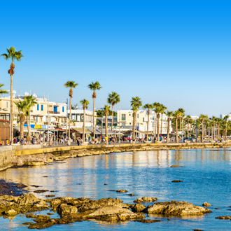De boulevard en haven van Paphos, Cyprus